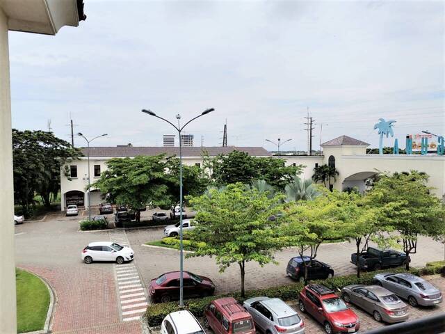 Oficina de venta en Plaza Sambocity, de estreno, 73 m2 - 960